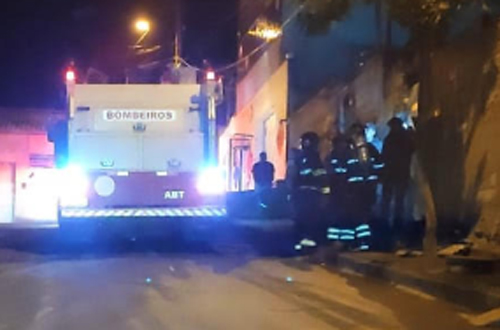 Urgente em Conquista: Homem bota fogo em casa - Blog do Rodrigo Ferraz Urgente em Conquista: Homem bota fogo em casa - Blog do Rodrigo Ferraz